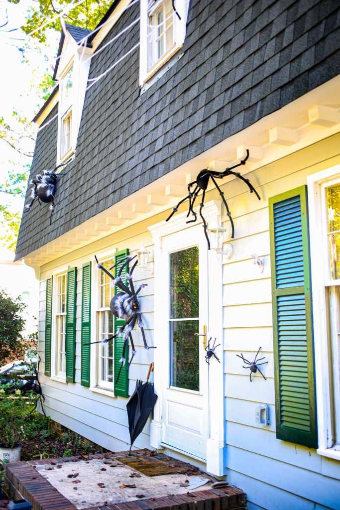 How to Put Halloween Giant Spider Decor on House - PrepFord Wife